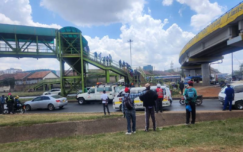 Pangani footbridge: Daredevil pedestrians risk life and limb trying to ...
